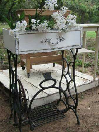 Vintage Sewing Machine Planter Ideas: Upcycling Creativity for Your Garden