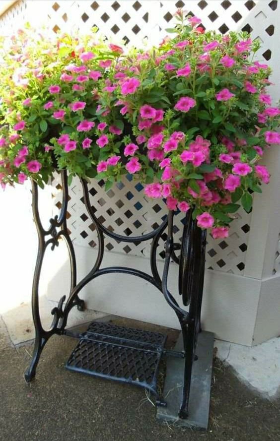 Vintage Sewing Machine Planter Ideas: Upcycling Creativity for Your Garden